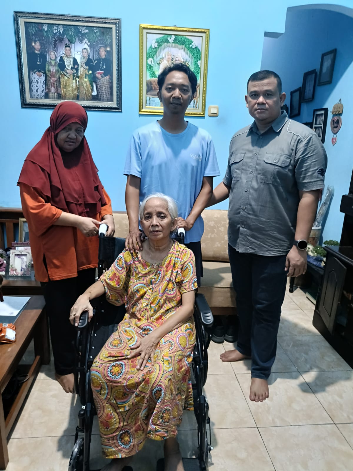 Kursi Roda Baru, Harapan Baru bagi Lily Kuswati Berkat Uluran Tangan ...